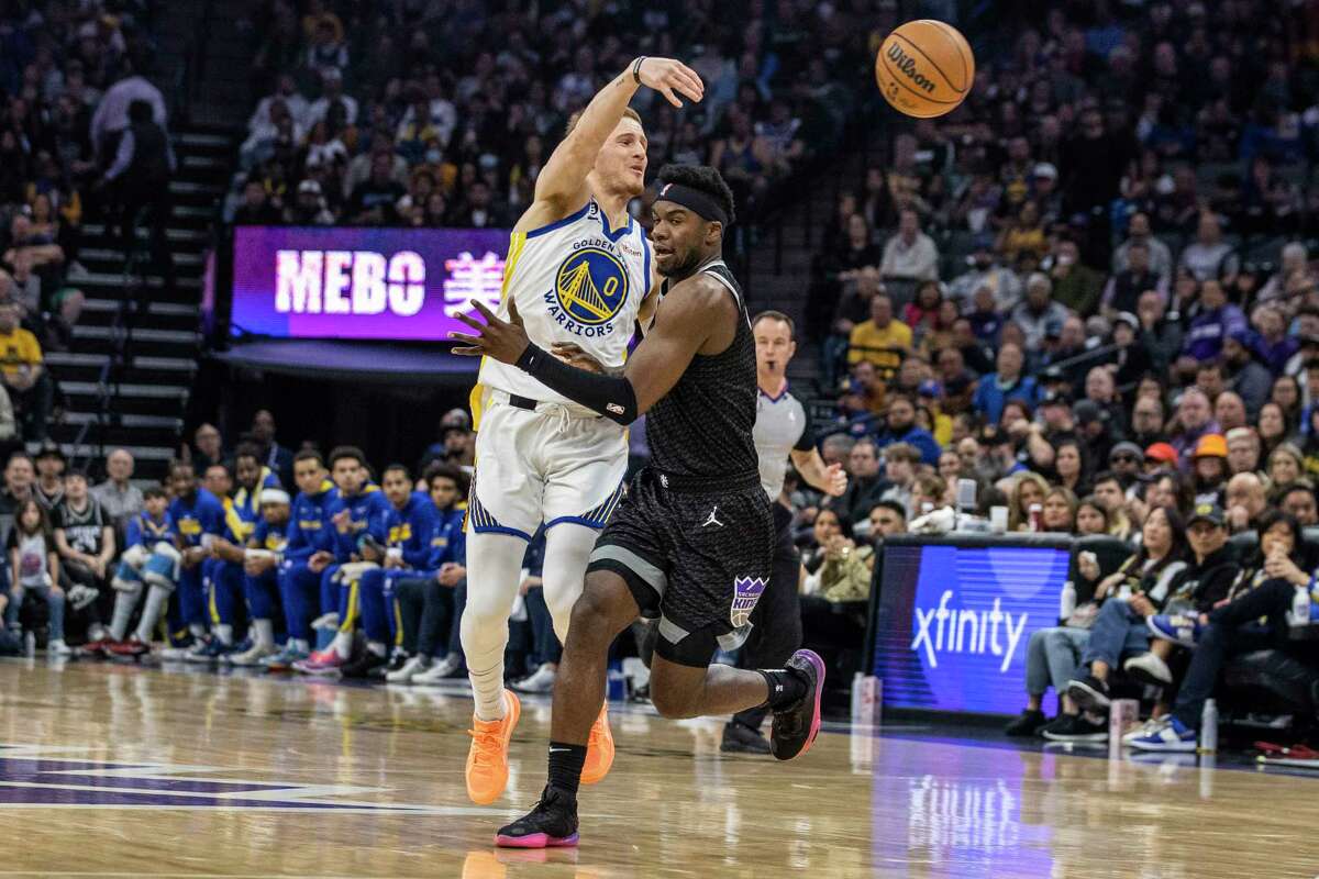 Warriors put away Kings, a step closer to clinching NBA playoff spot