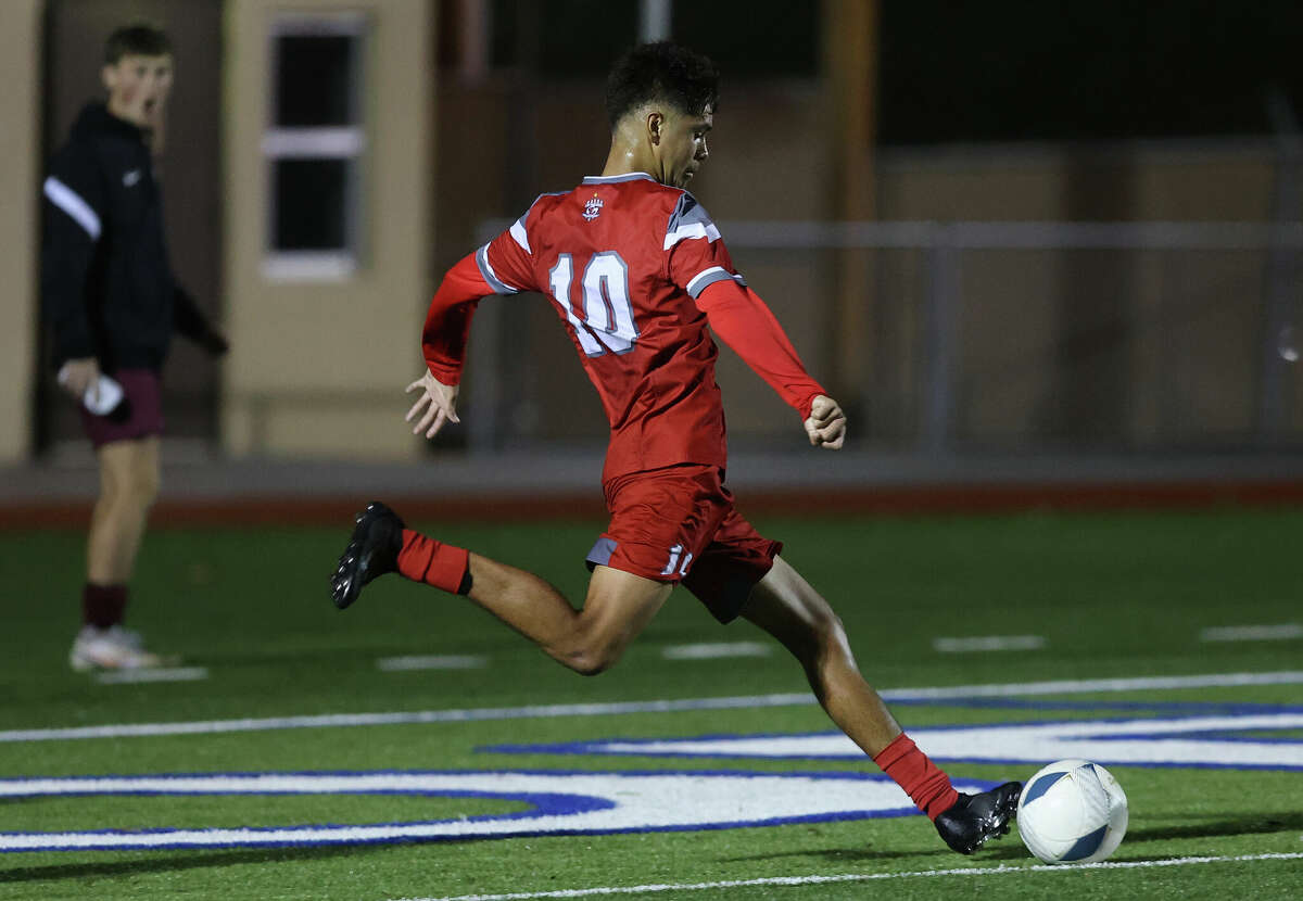 Brownsville Rivera ends LEE's season with late penalty kick