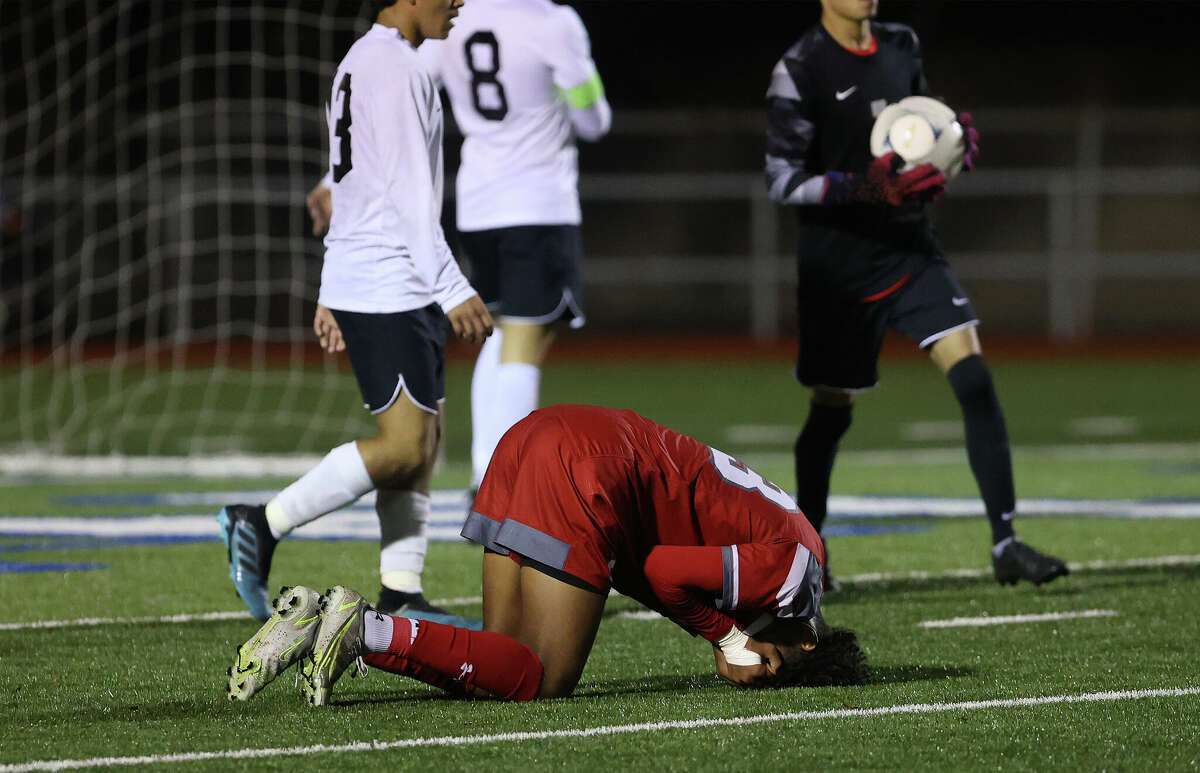 Brownsville Rivera ends LEE's season with late penalty kick