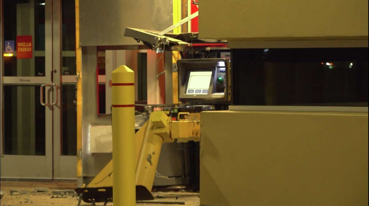 Wells Fargo ATM, a gas station almost robbed before dawn in Houston