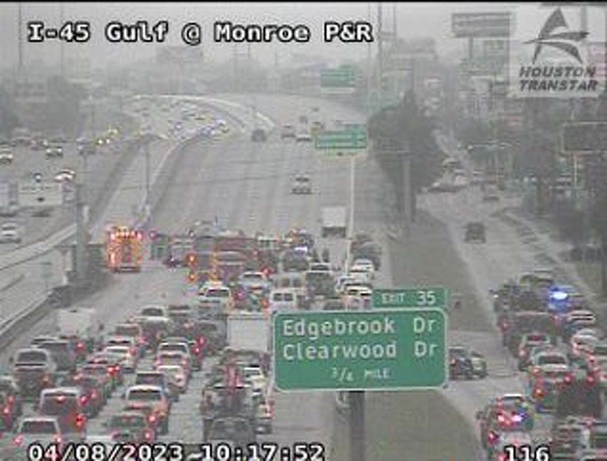 Lanes blocked on I-45 Gulf Freeway after crash involving 18-wheeler