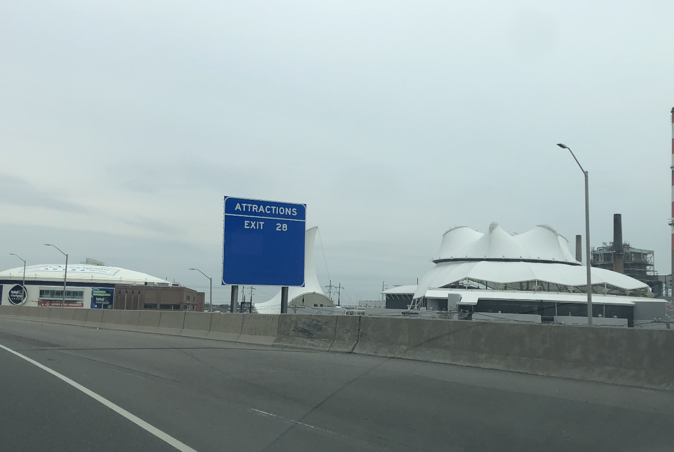 Why are there no 'attractions' listed on some I-95 signs in CT?