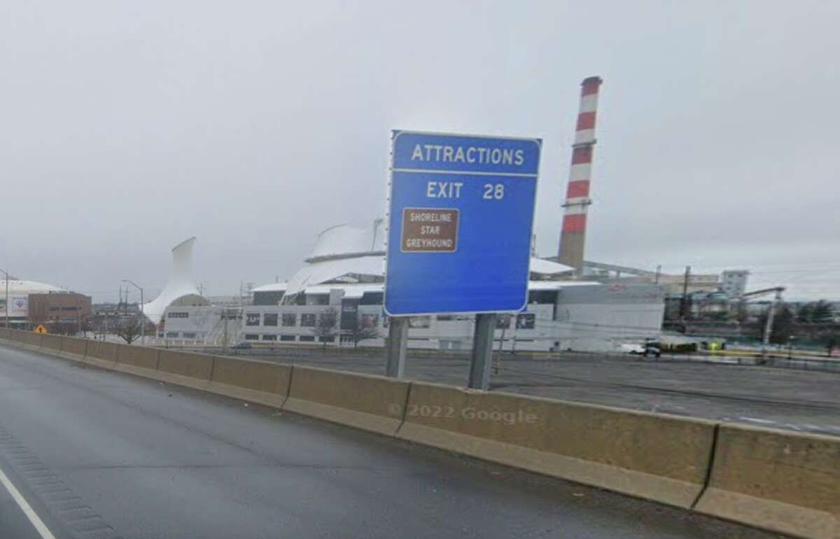 Why are there no 'attractions' listed on some I-95 signs in CT?