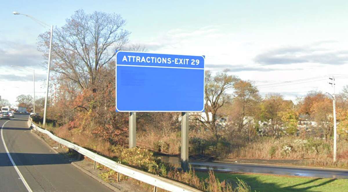 Why are there no 'attractions' listed on some I-95 signs in CT?