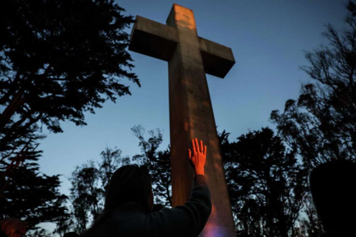 Joyful crowd celebrates Easter at sunrise on S.F.’s Mt. Davidson