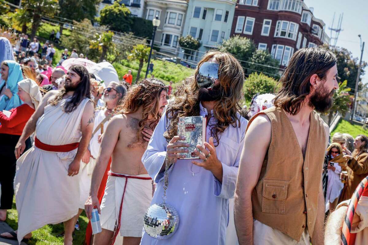 Bosterous, joyful crowd enjoys Easter party in Dolores Park