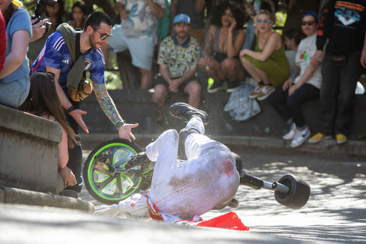 SF daredevils race big wheels down city's crookedest street