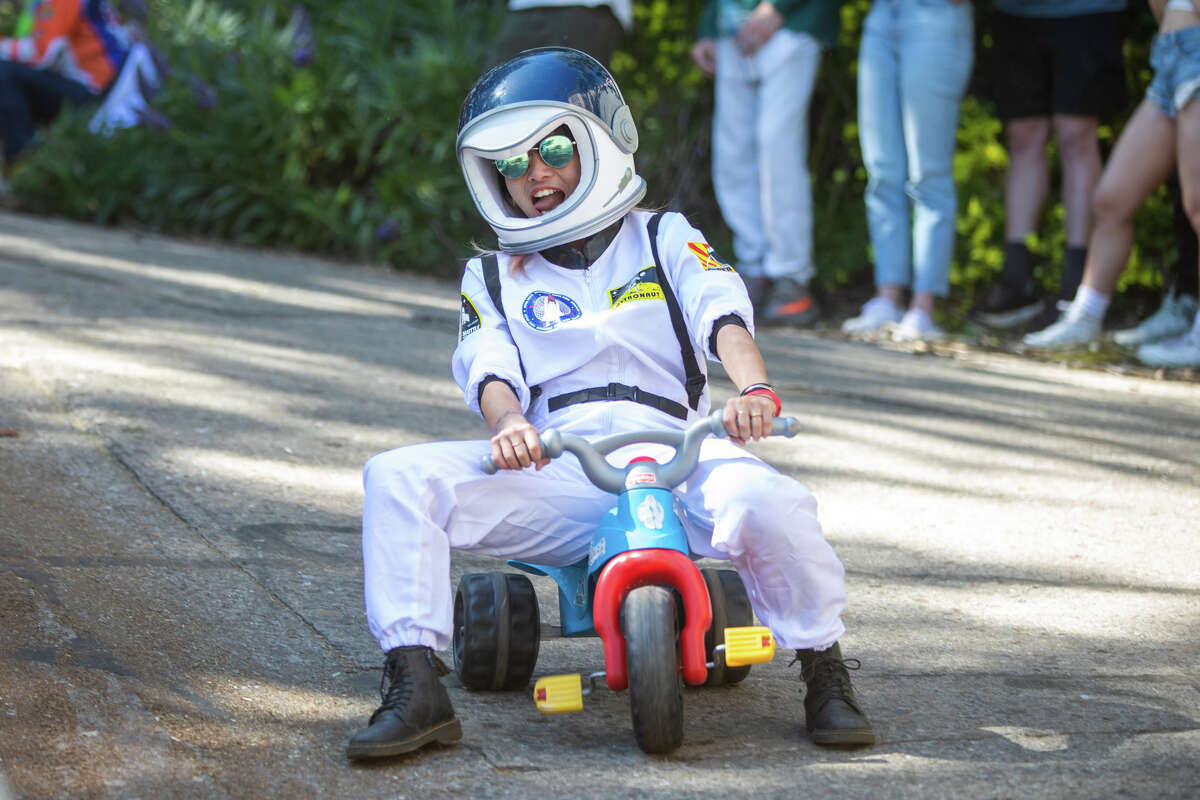 SF daredevils race big wheels down city's crookedest street