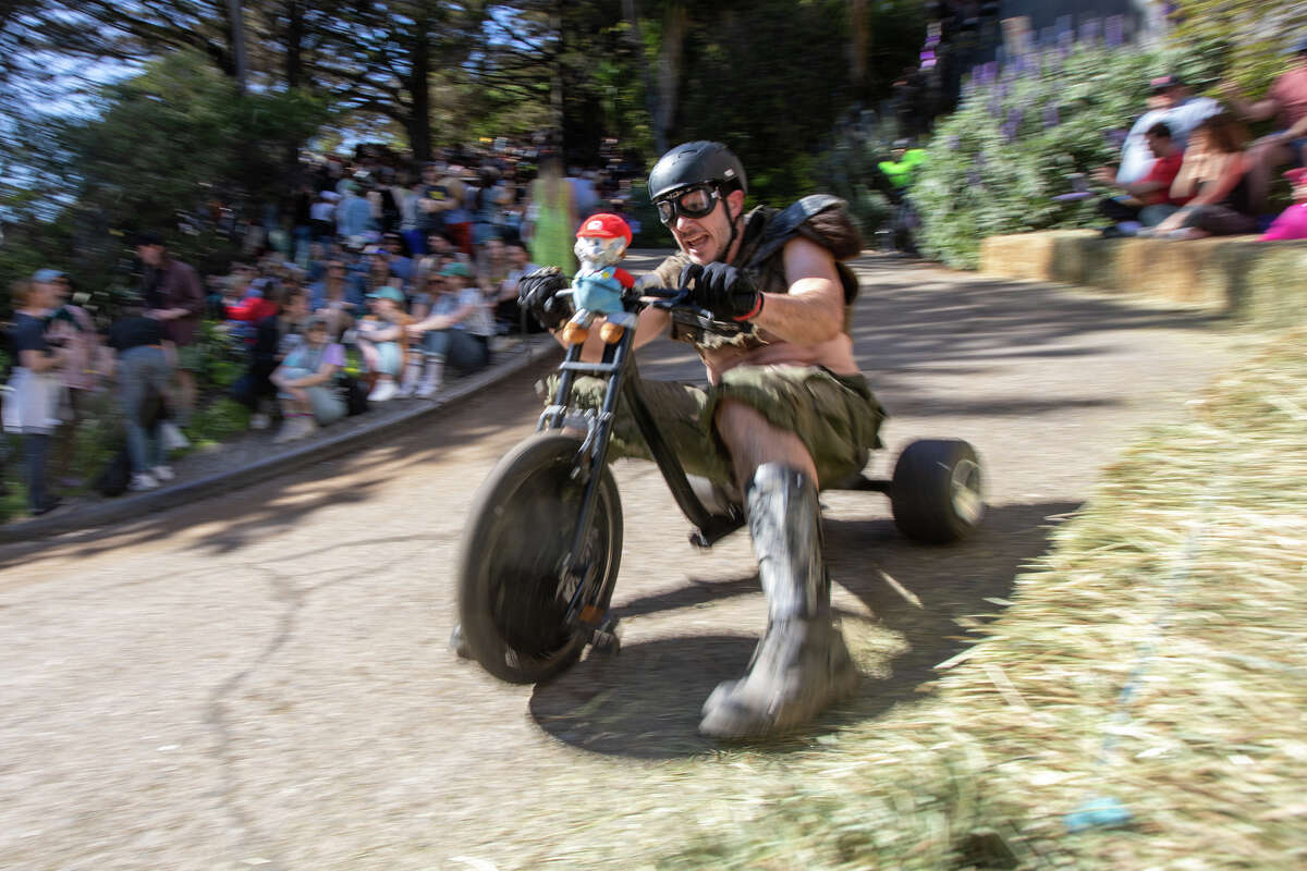 SF daredevils race big wheels down city's crookedest street