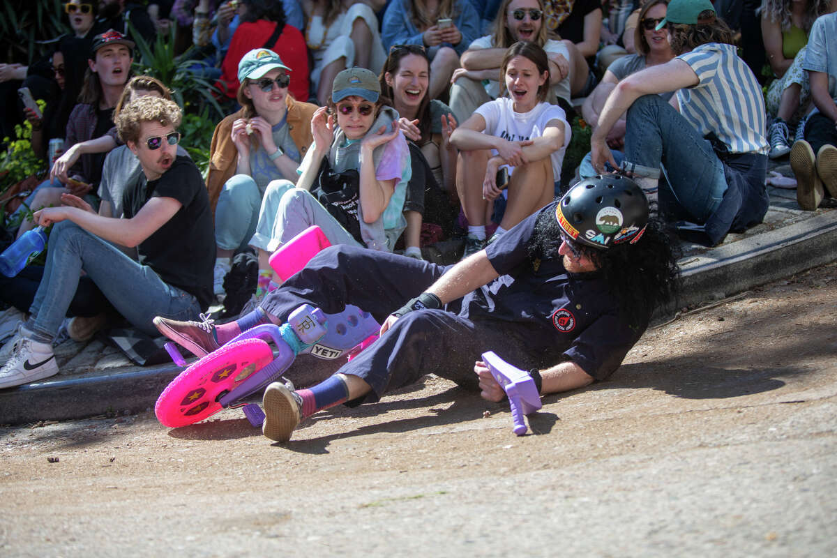 SF daredevils race big wheels down city's crookedest street