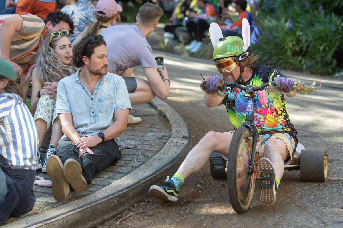 SF daredevils race big wheels down city's crookedest street