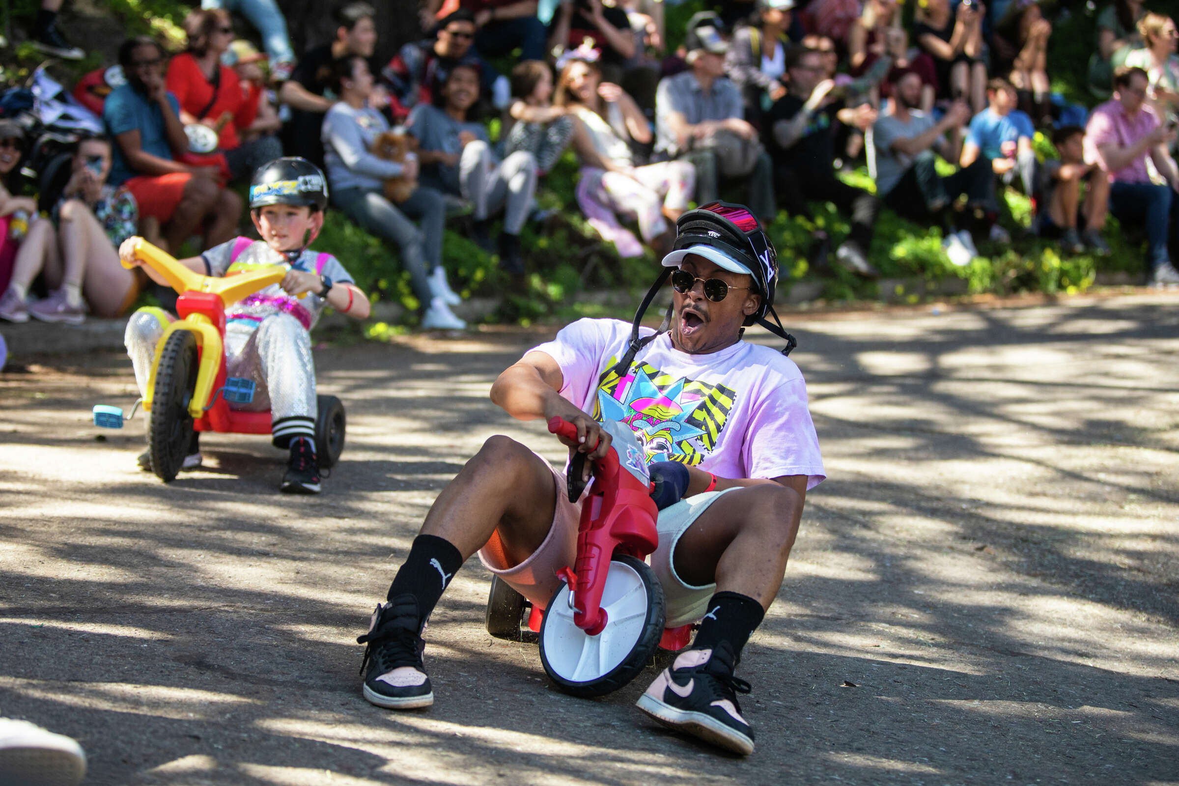 SF daredevils race big wheels down city's crookedest street