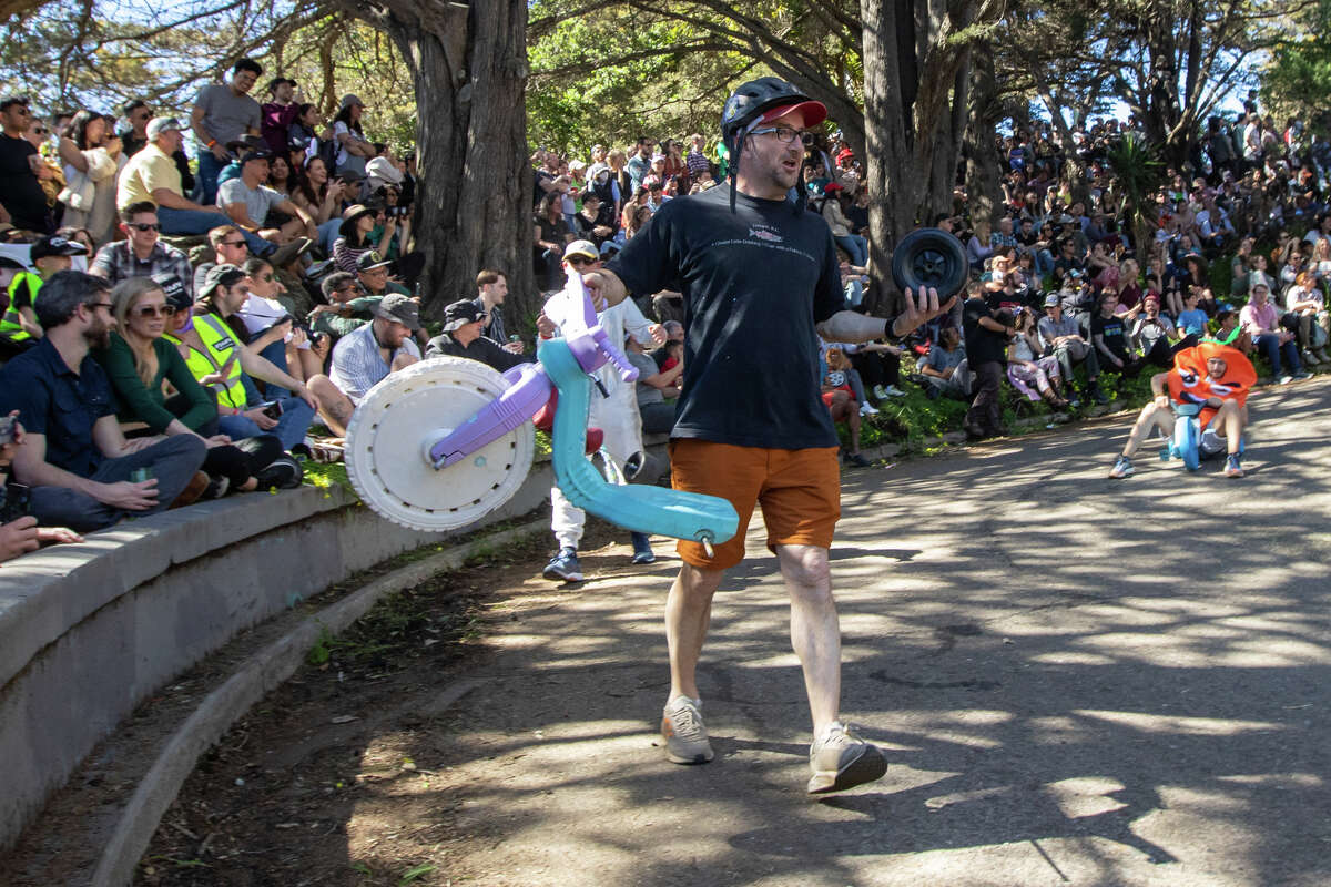 SF daredevils race big wheels down city's crookedest street