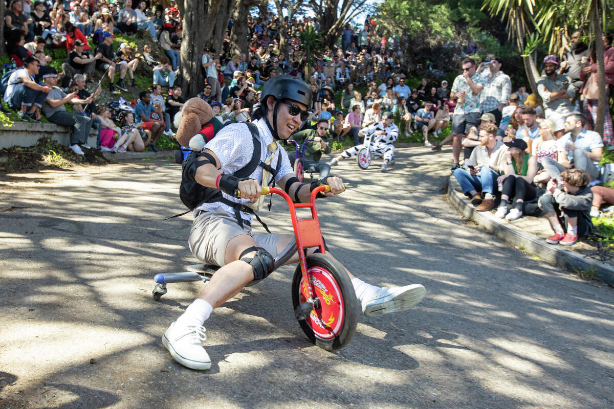 SF daredevils race big wheels down city's crookedest street