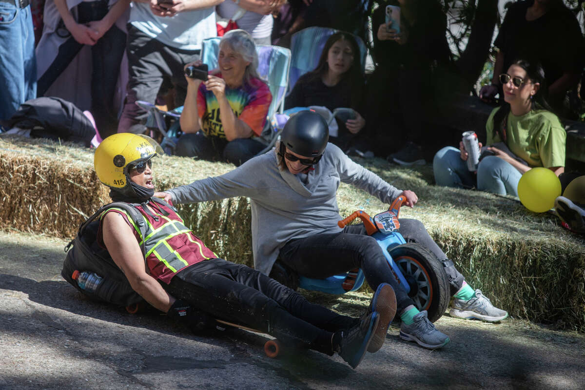 SF daredevils race big wheels down city's crookedest street