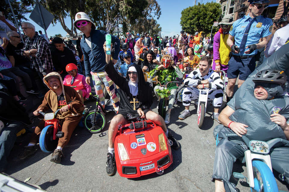 SF daredevils race big wheels down city's crookedest street