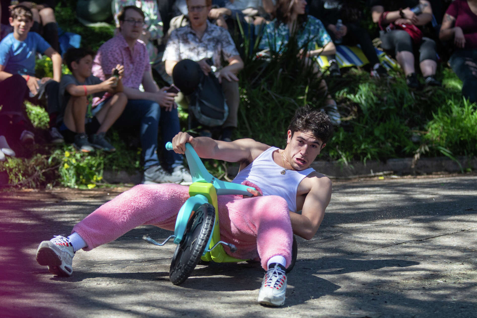 SF daredevils race big wheels down city's crookedest street