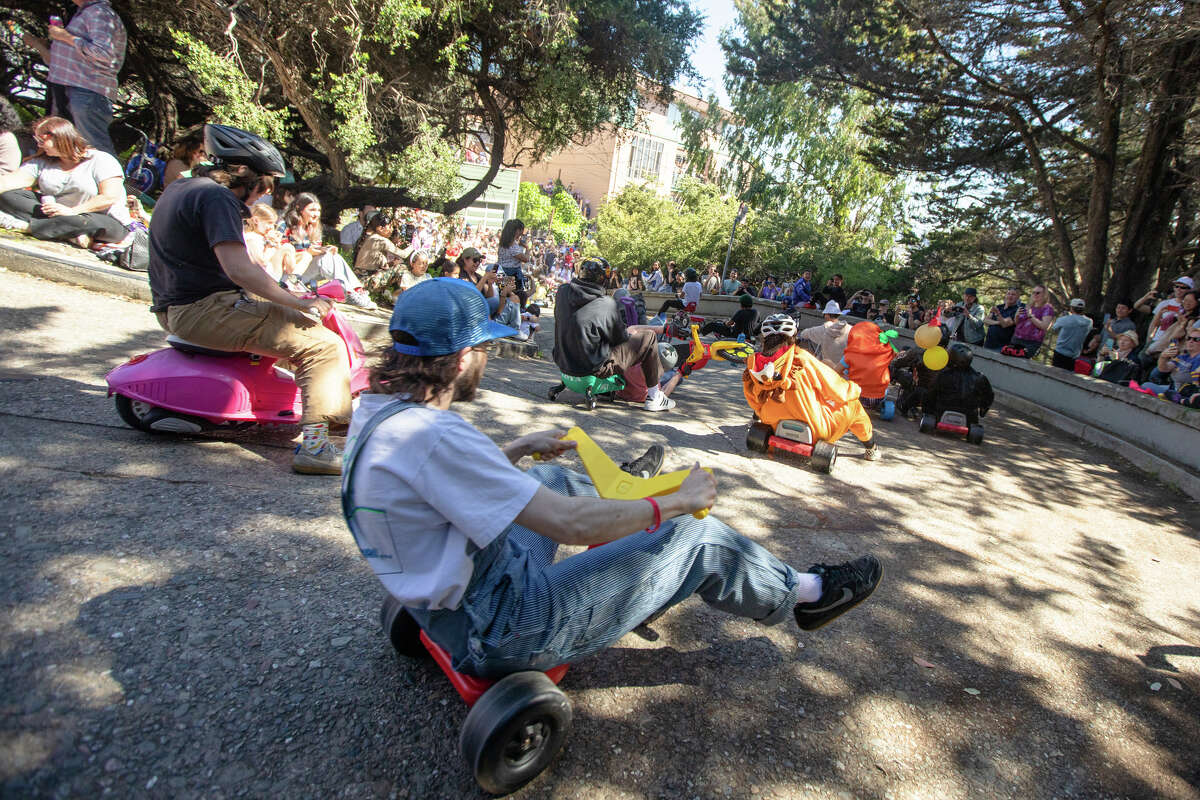 SF daredevils race big wheels down city's crookedest street