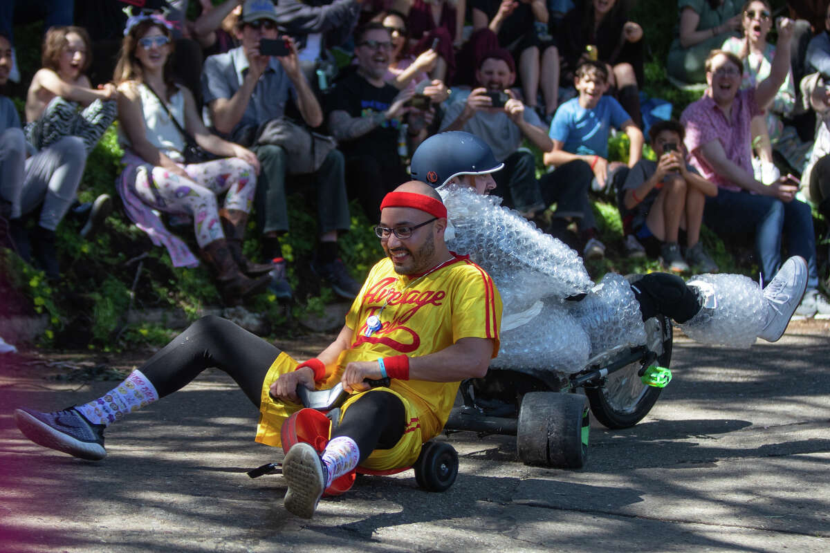 SF daredevils race big wheels down city's crookedest street