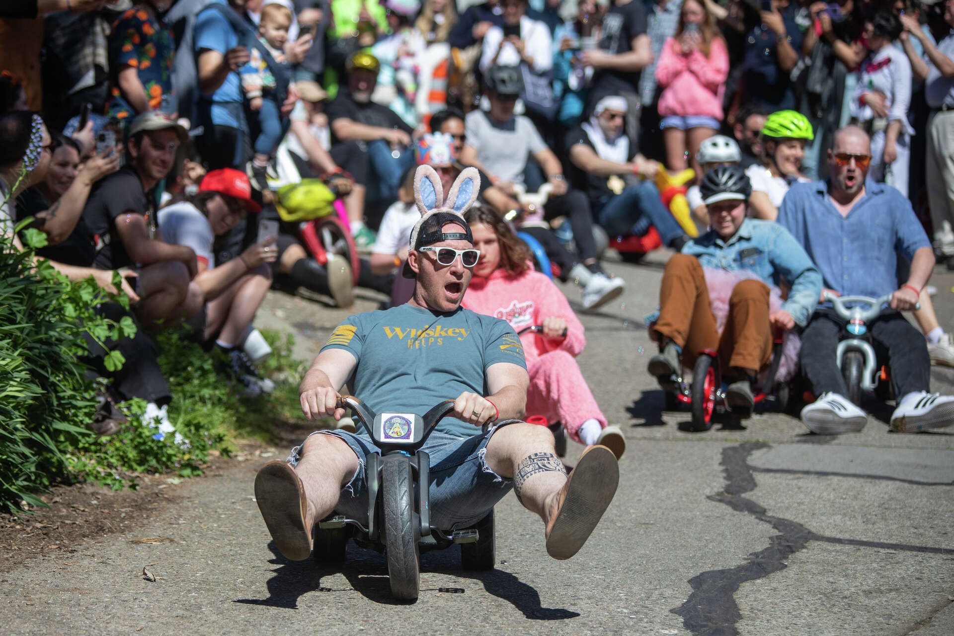 SF daredevils race big wheels down city's crookedest street