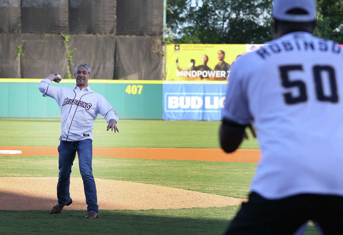 David Robinson catches foul ball at San Antonio Missions game