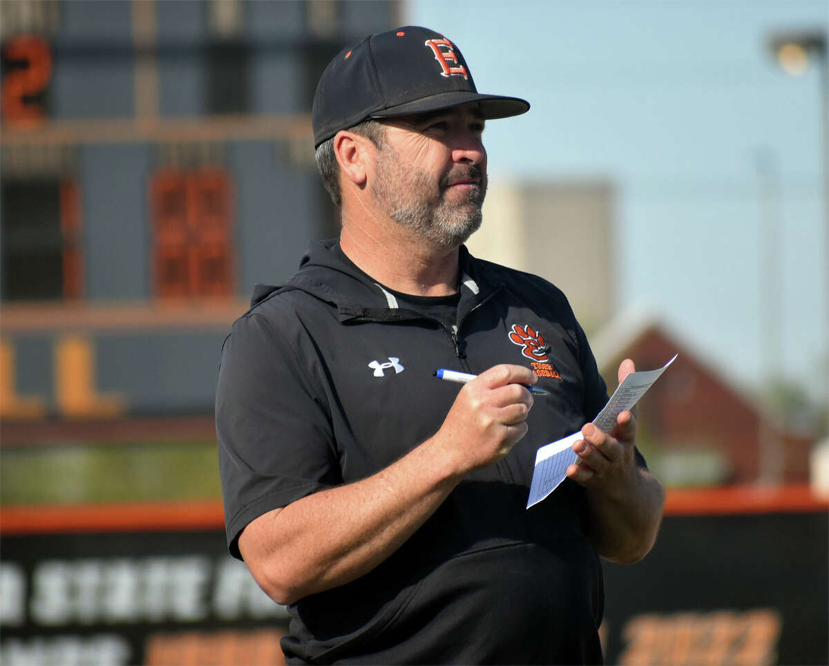 Edwardsville cruises past De Smet for home win