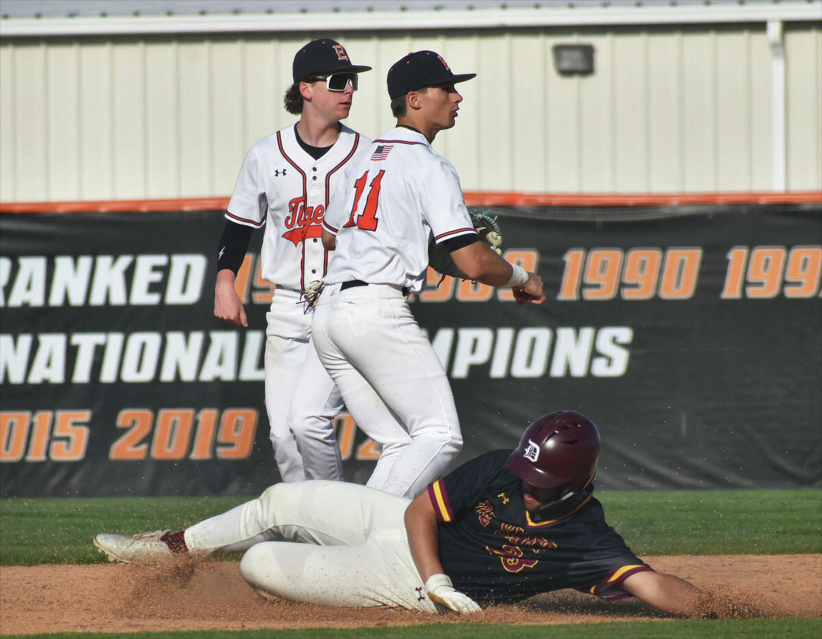 Edwardsville cruises past De Smet for home win
