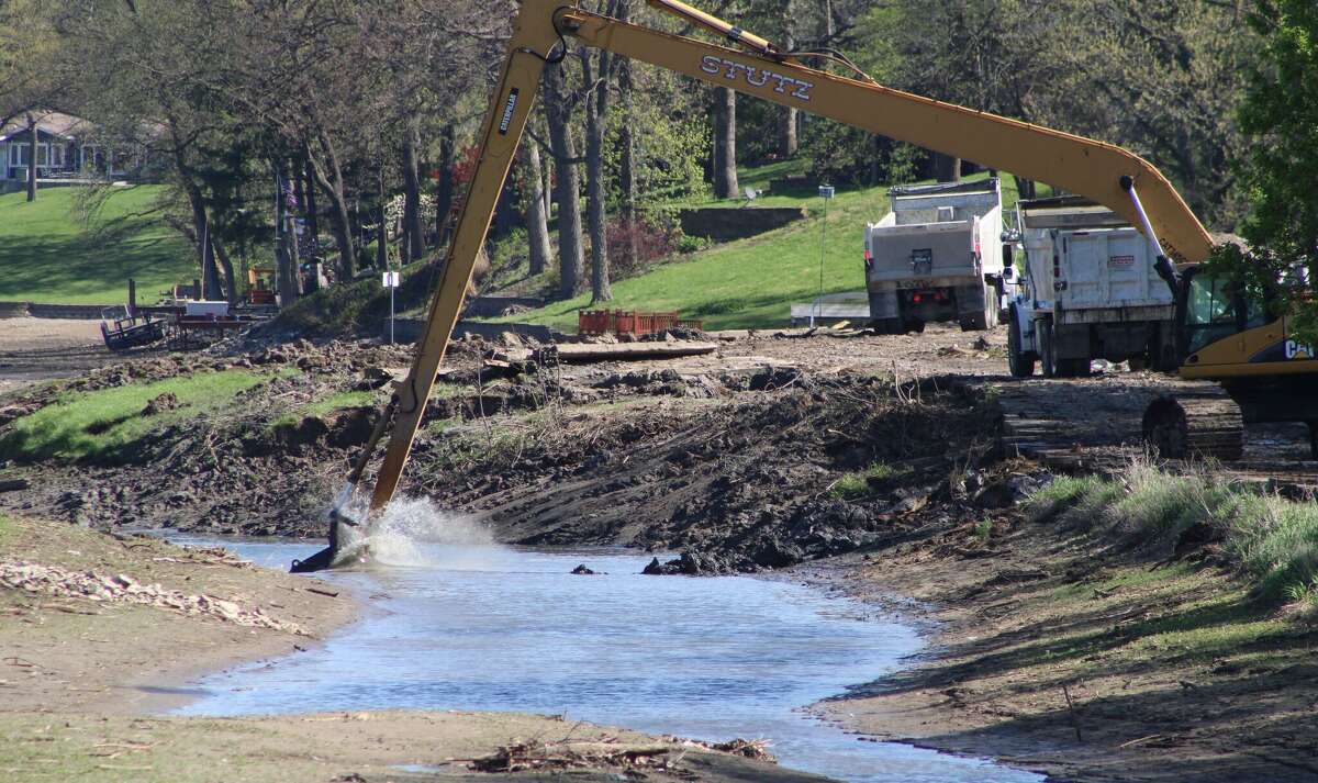 Desilting, other work on Edwardsville's Dunlap Lake is progressing