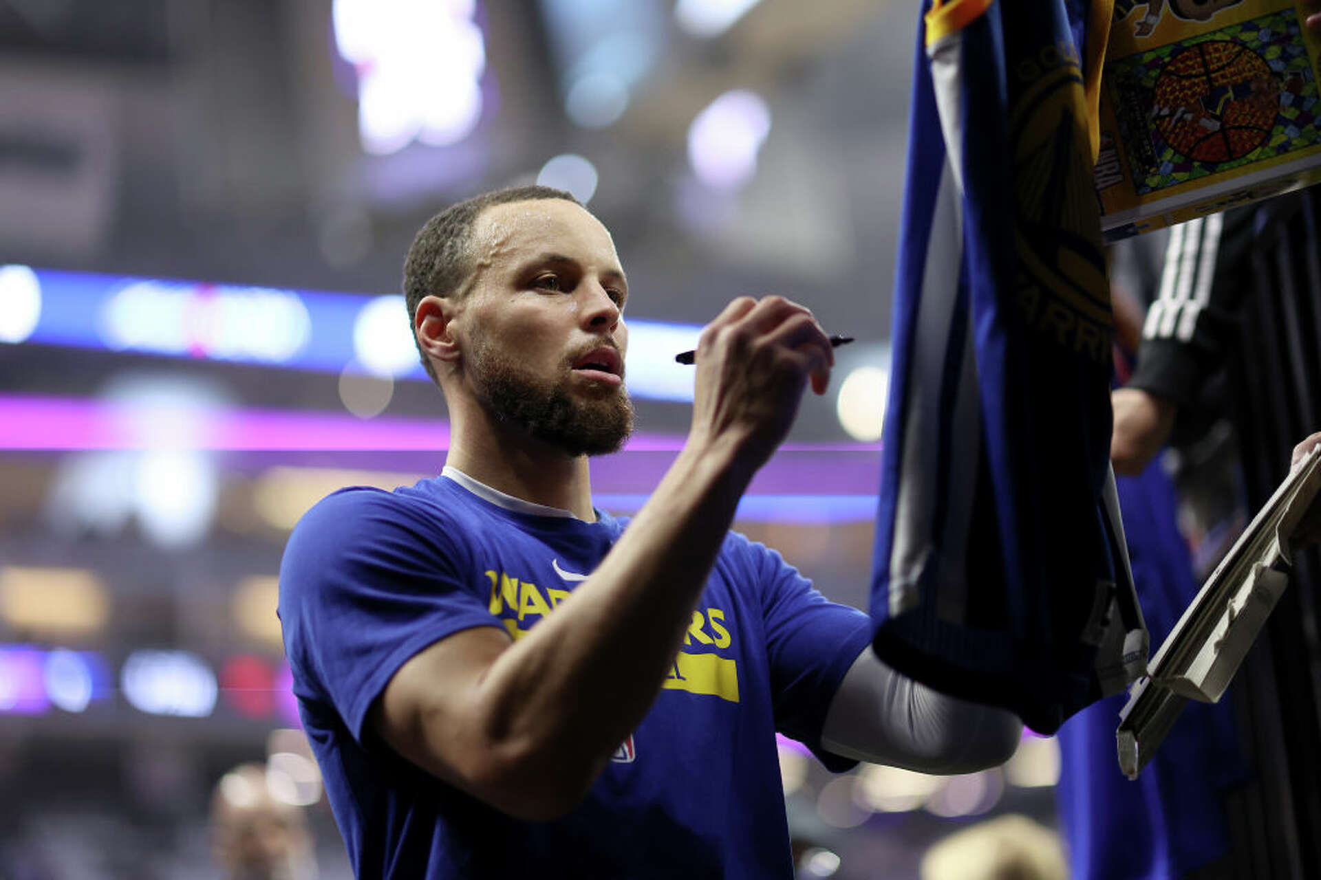 Warriors fan hilariously blows chance to dap up Steph Curry