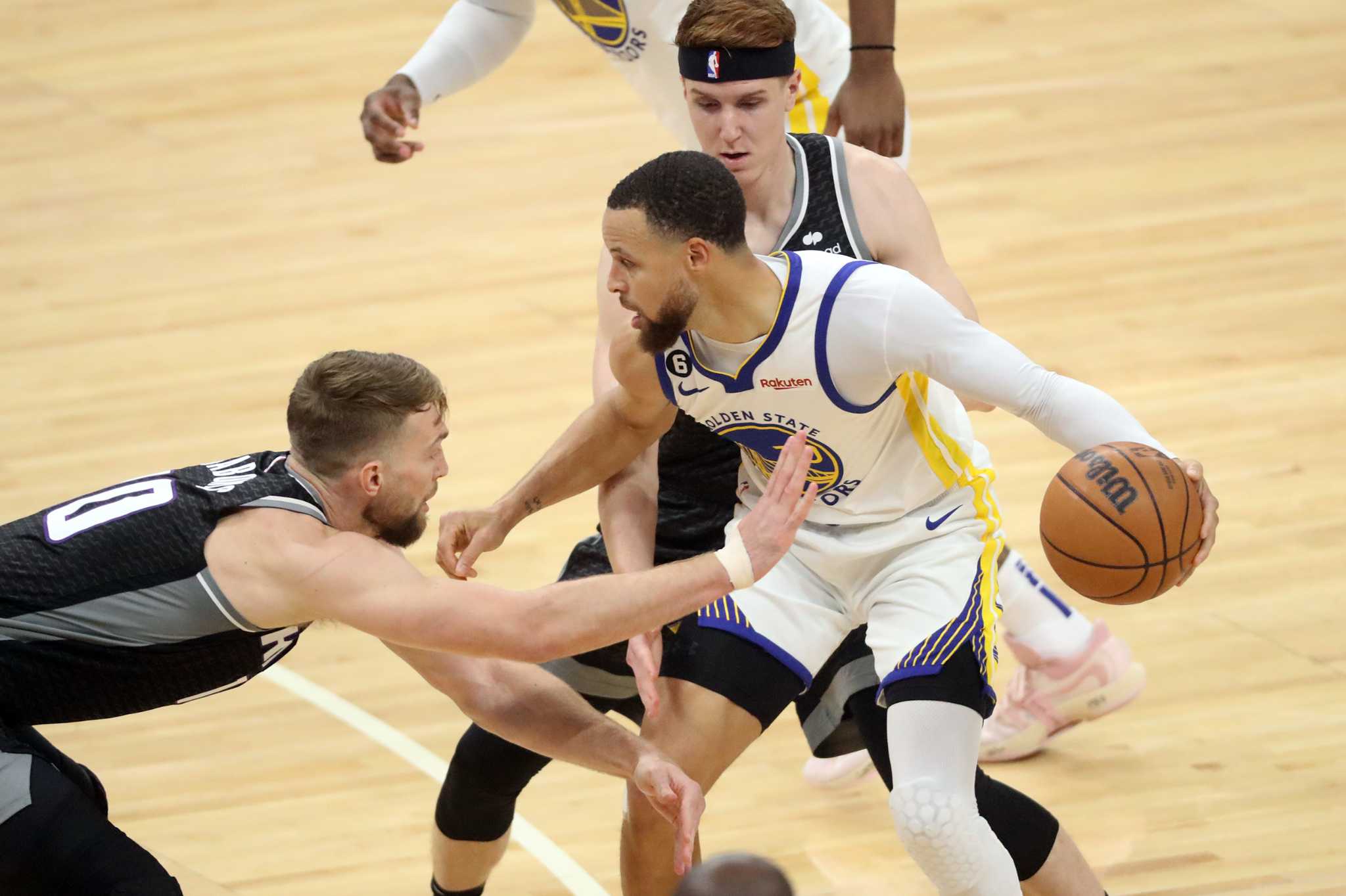 Kings take 2-0 series lead, beat Warriors 114-106 in sloppy game