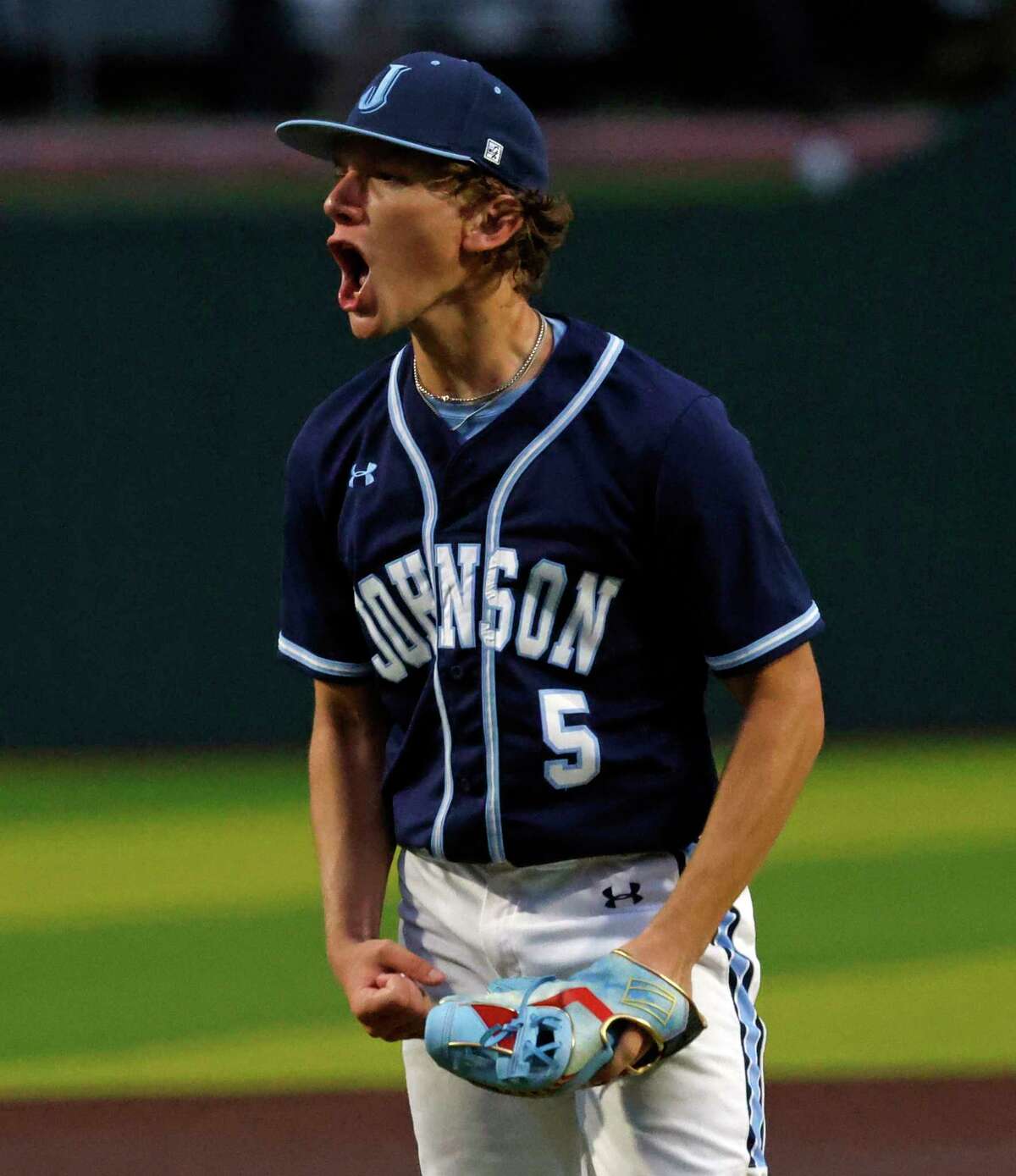 Reagan outlasts Johnson in extra innings