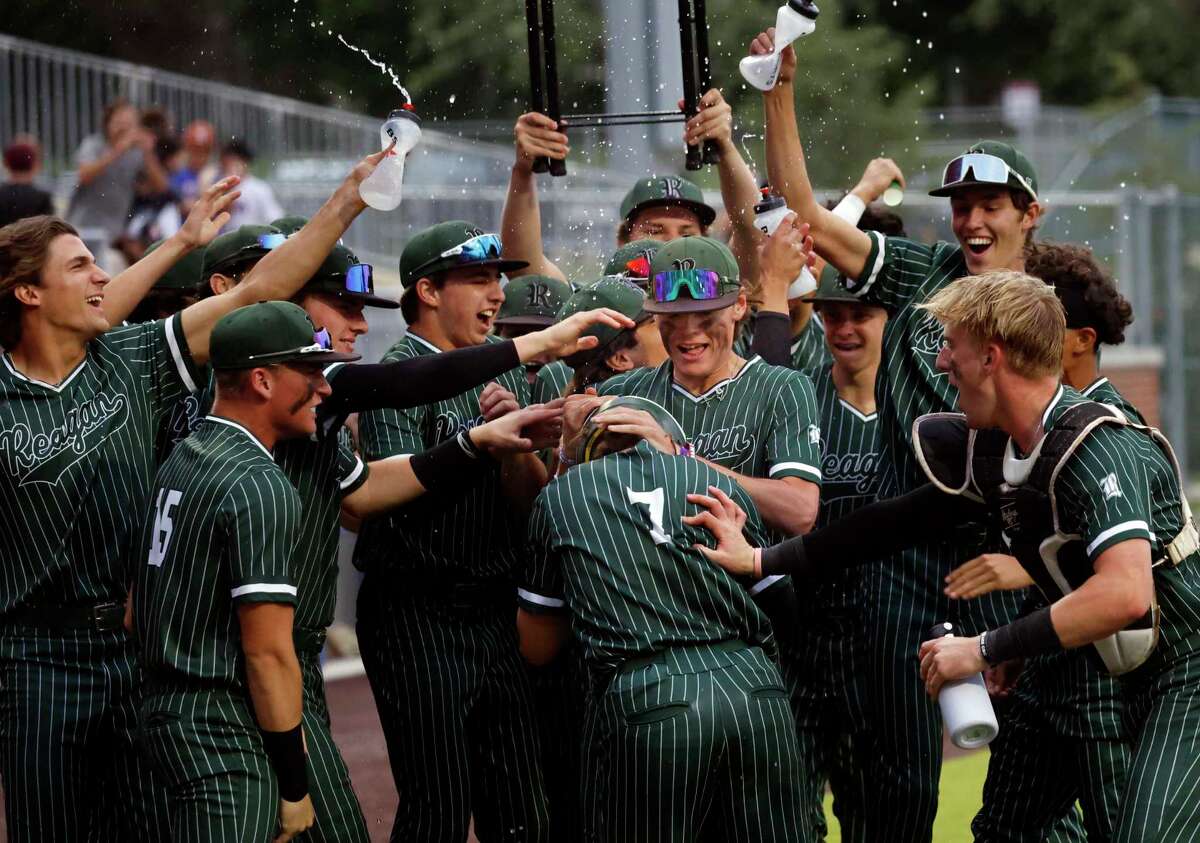 Reagan outlasts Johnson in extra innings