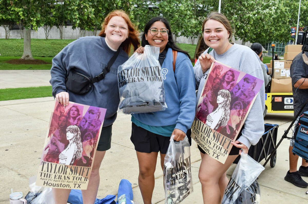 Thousands of fans line up for Houston Taylor Swift merch