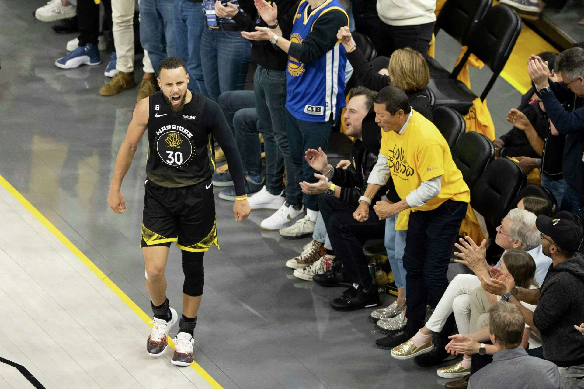 Stephen Curry pulls Warriors back from abyss in Game 3 vs Kings