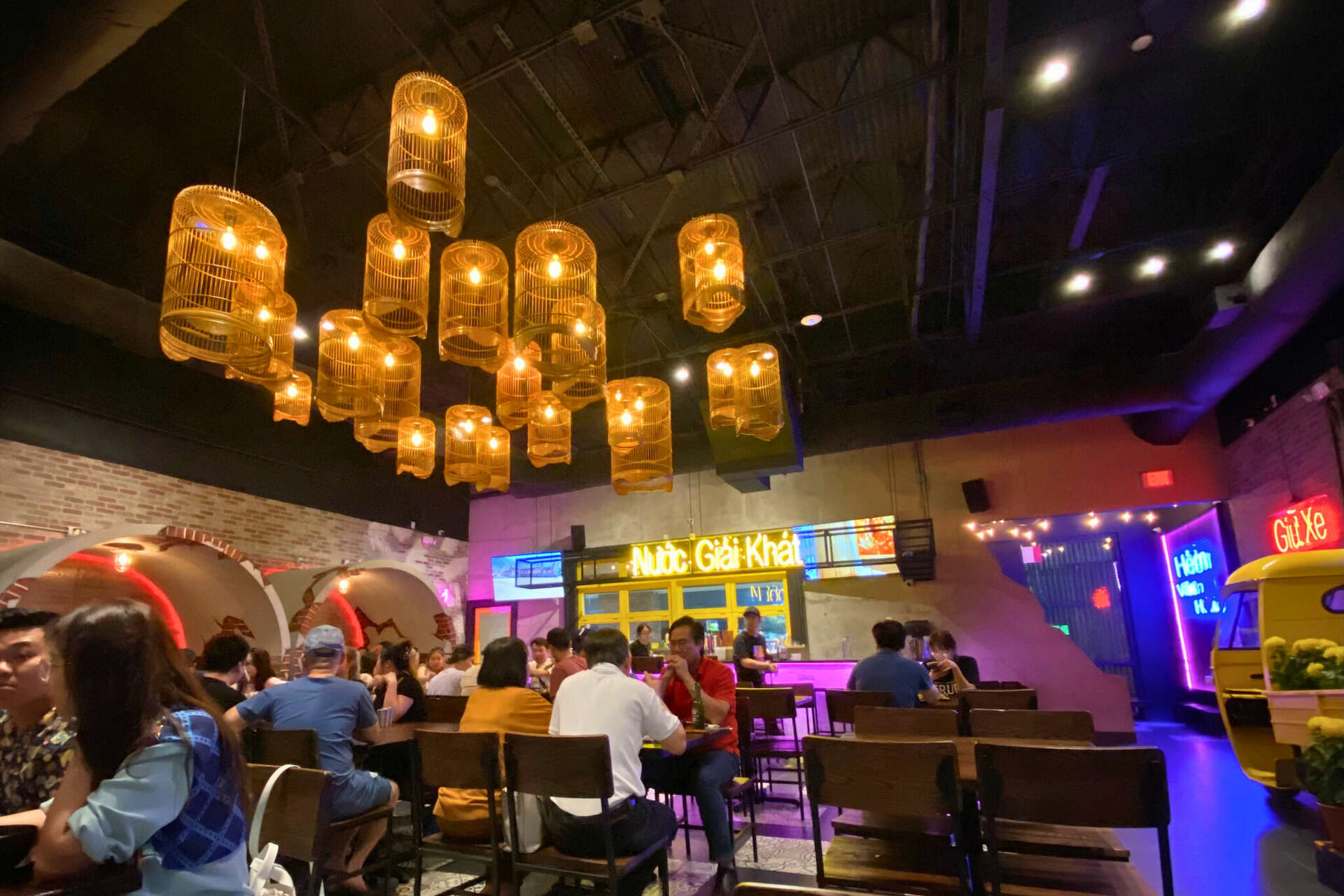 Where to find Vietnamese street-style restaurants in Houston
