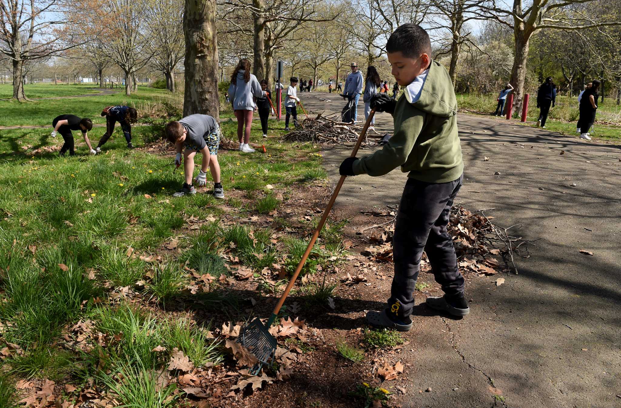 New Haven students clean up East Shore Park for Earth Day