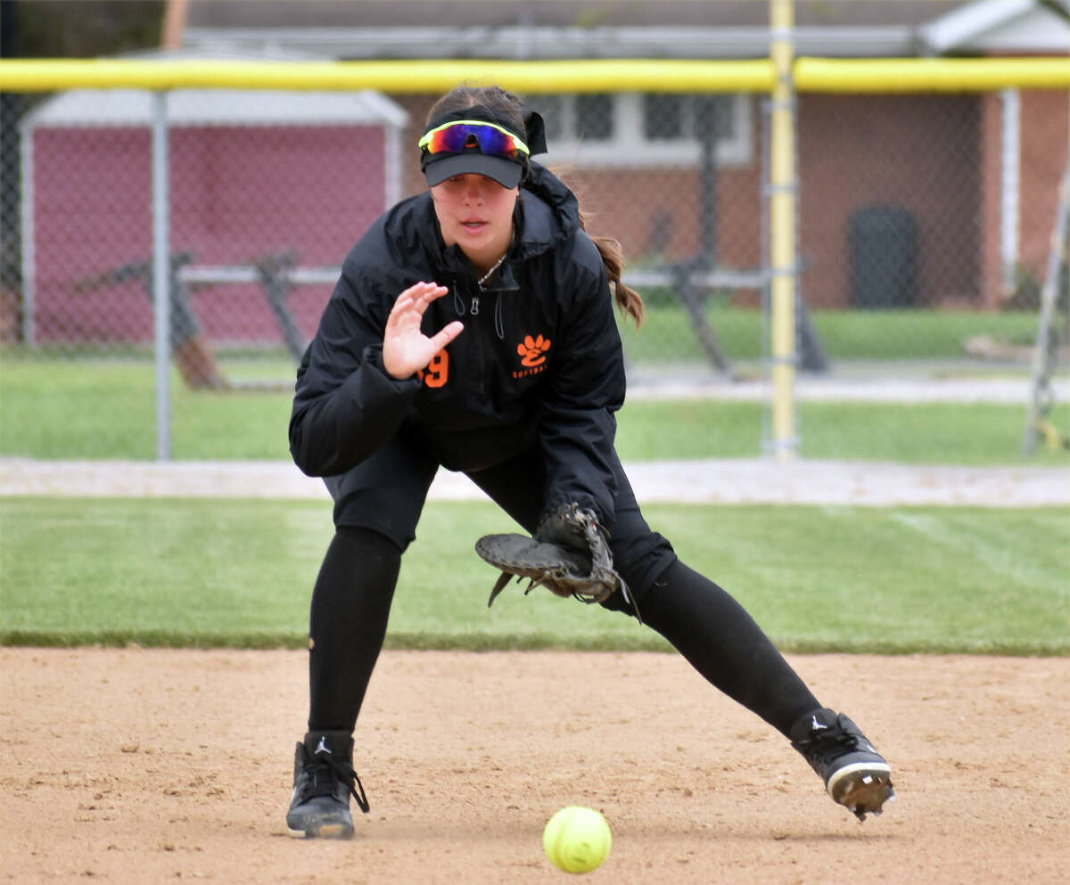 EHS softball splits with Mater Dei on cold, windy Saturday