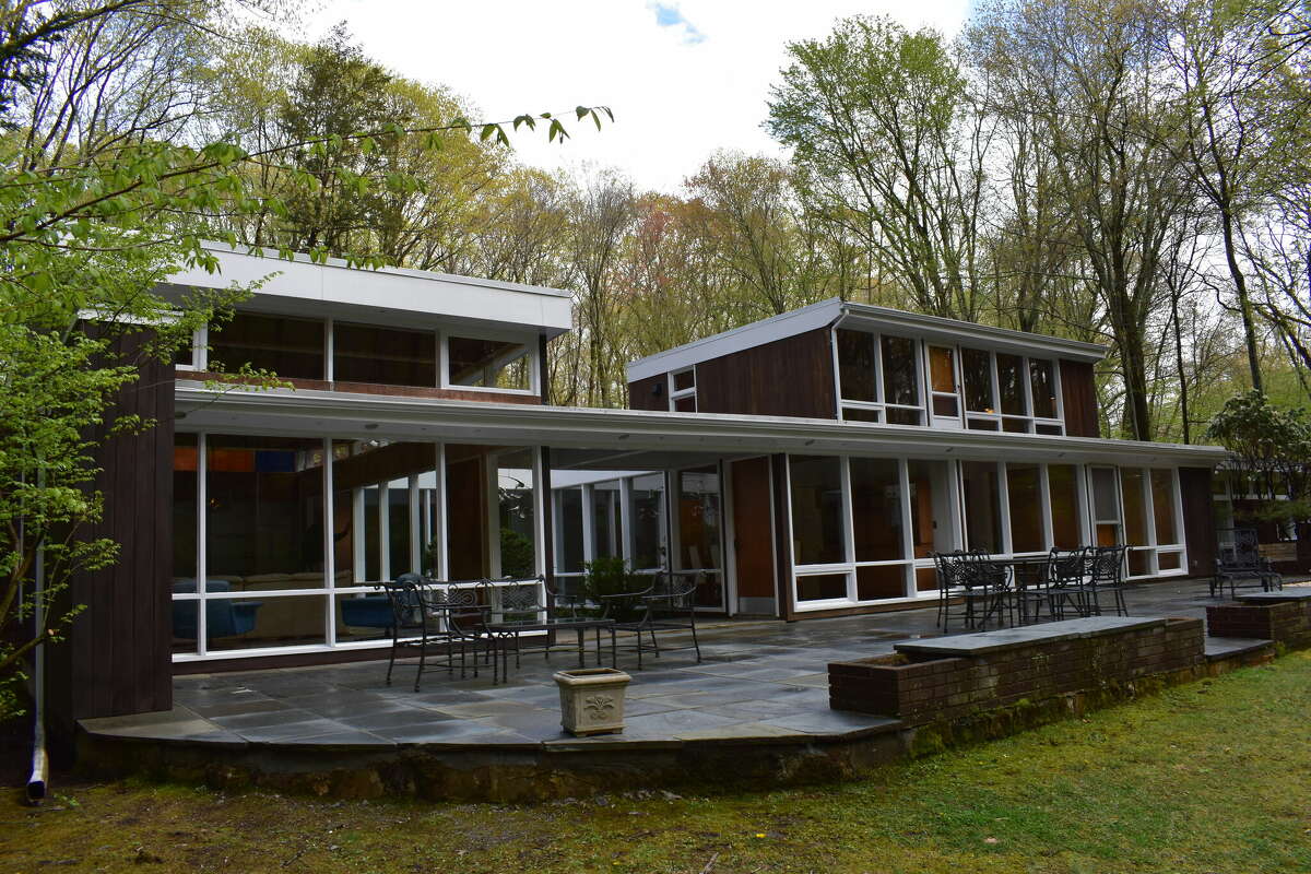 Tour gives a look inside Stamford's mid-century modern legacy