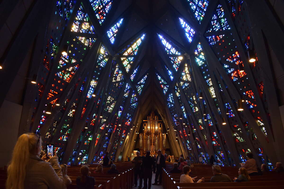 Tour gives a look inside Stamford's mid-century modern legacy