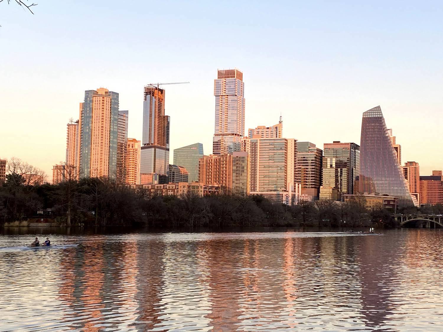 Kick streamer pays woman who can't swim to jump in Texas lake