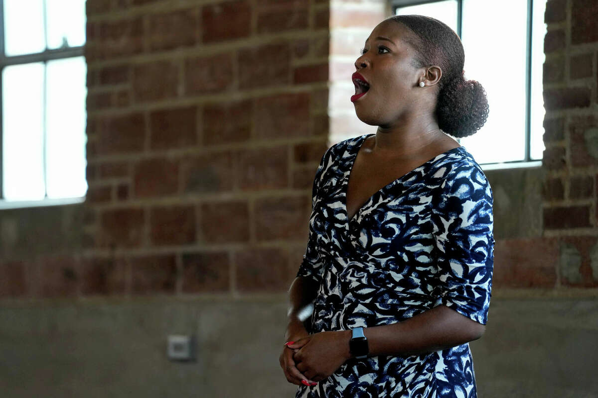 Opera recital for homeless community moves Houstonians