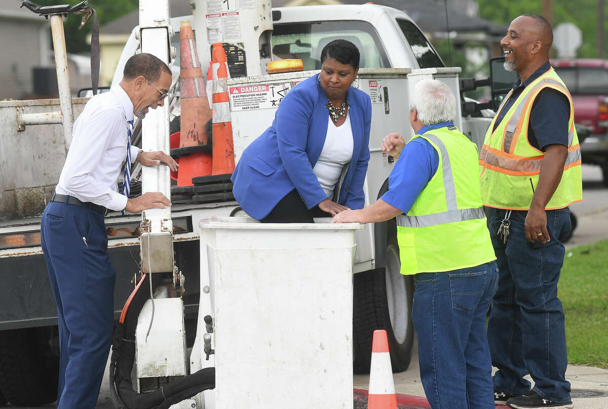 Charlton-Pollard neighborhood signs unveiled in city ceremony
