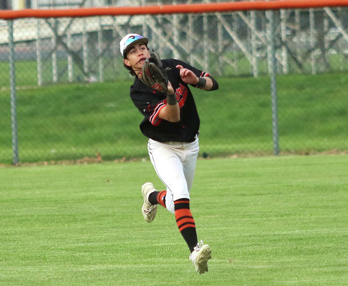 Gillespie survives seventh, defeats Carlinville to stay unbeaten