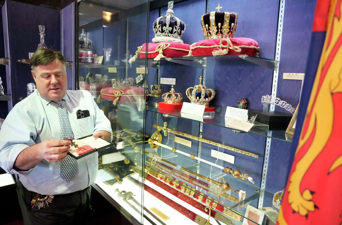 Houston Jewelry lets you try on 'crown jewels' in exhibit