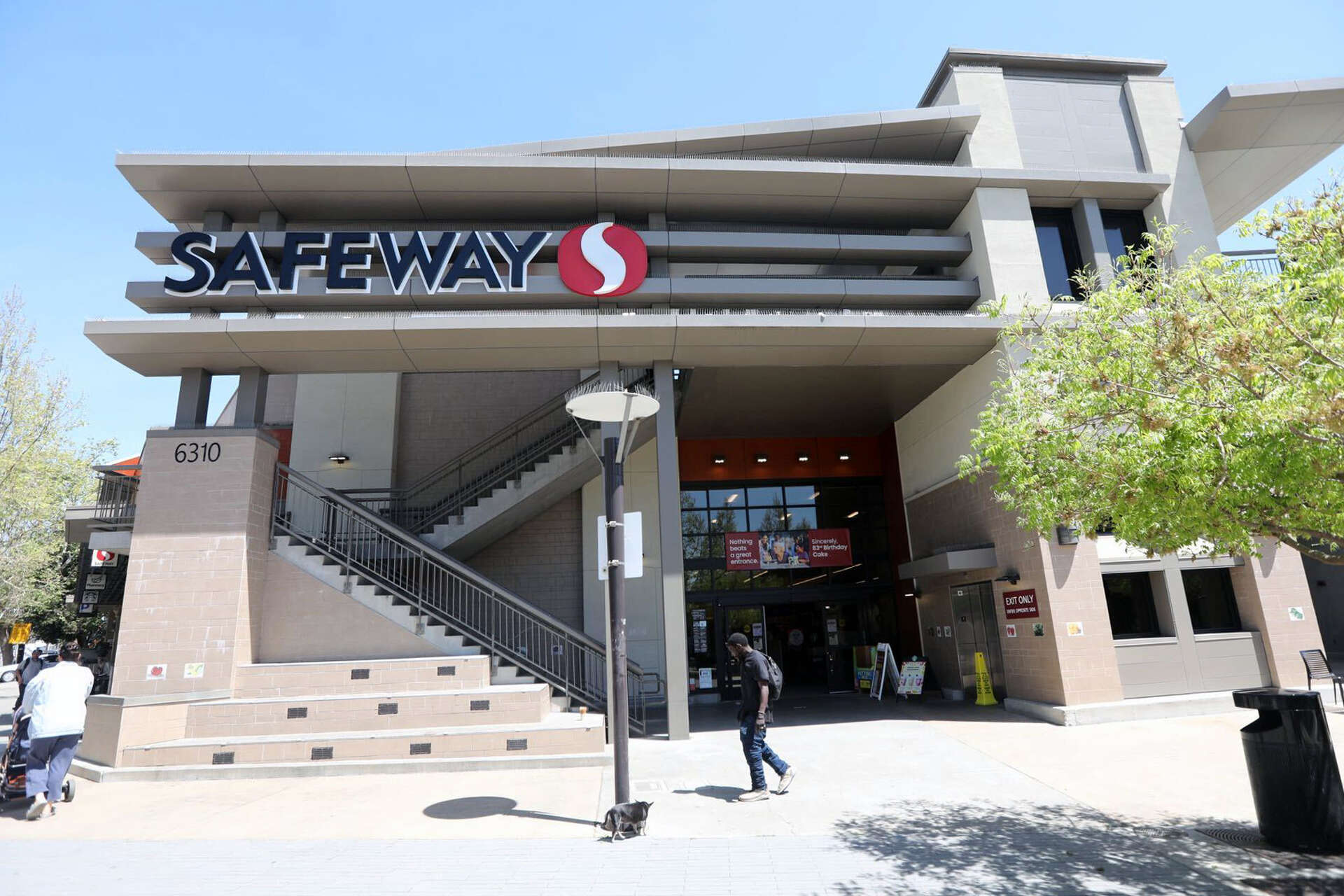 Safeway reaches tentative deal with Bay Area workers, averting strike
