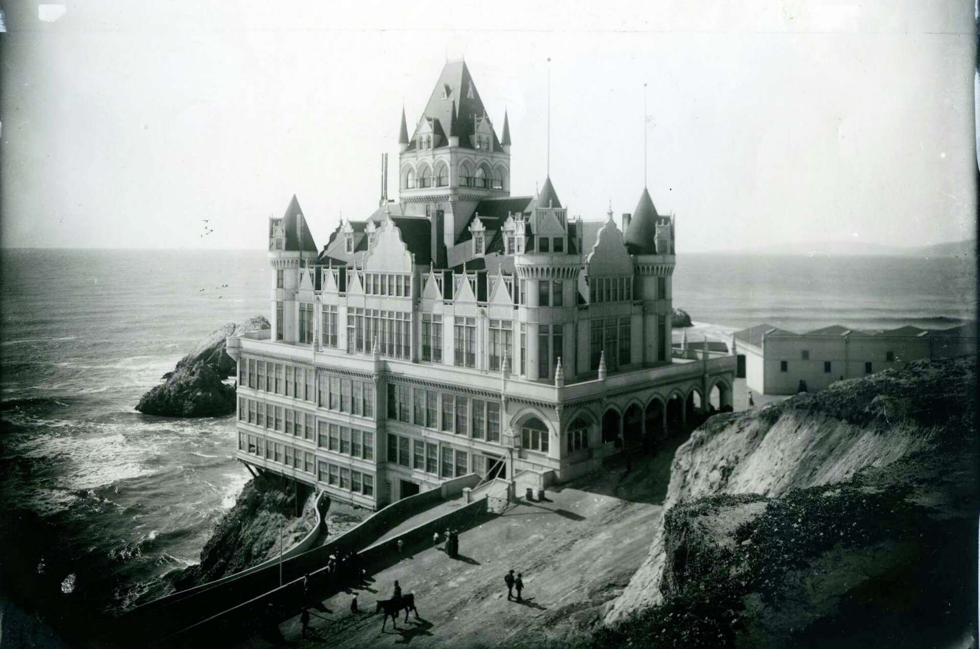Cliff House was a colossal Victorian mansion — until it burned down