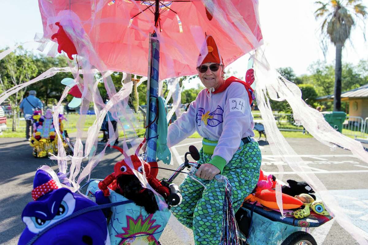 Fiesta's Pooch Parade takes over Alamo Heights
