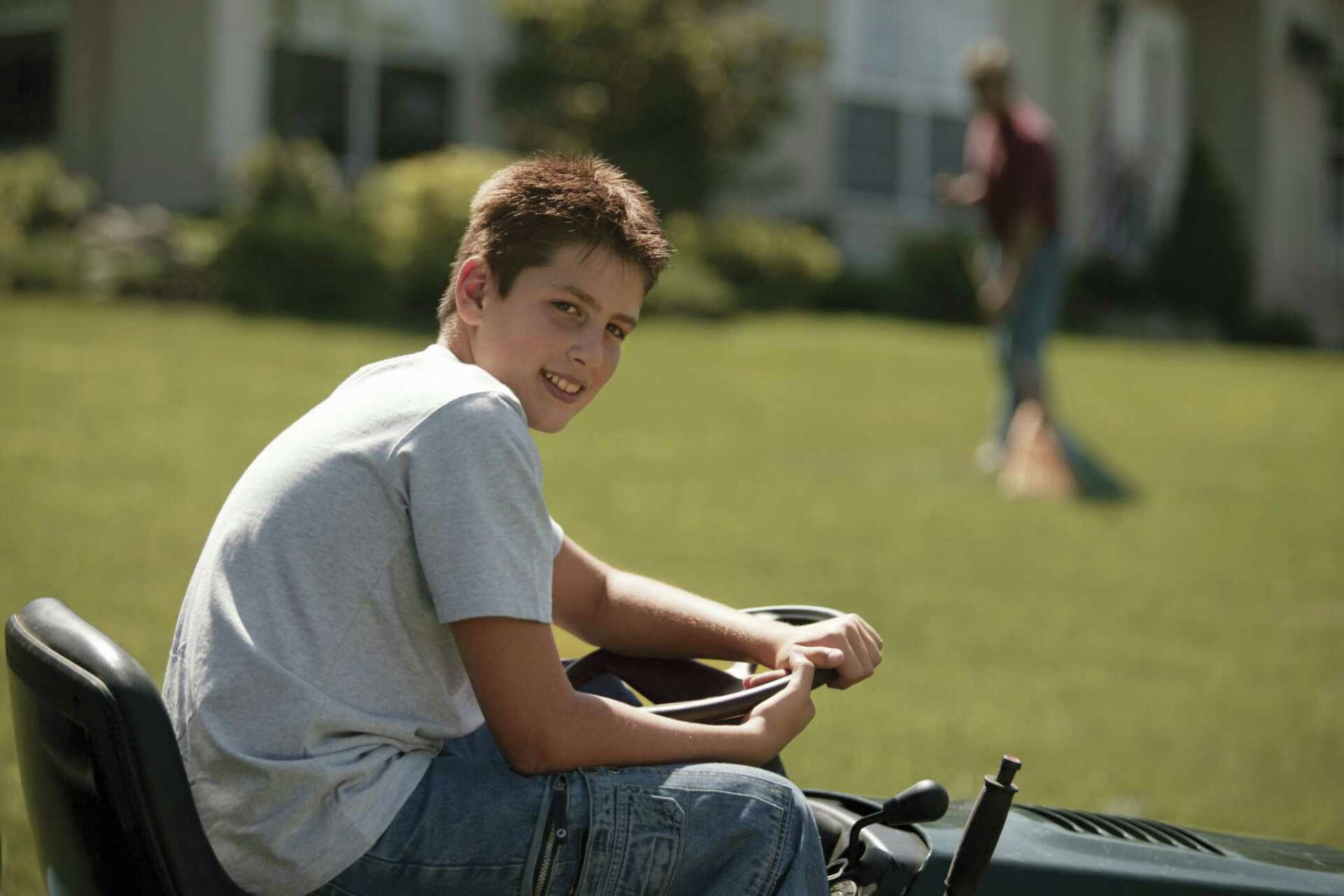 What to Use for Hydrostatic Transmission Fluid in Toro Lawn Tractors