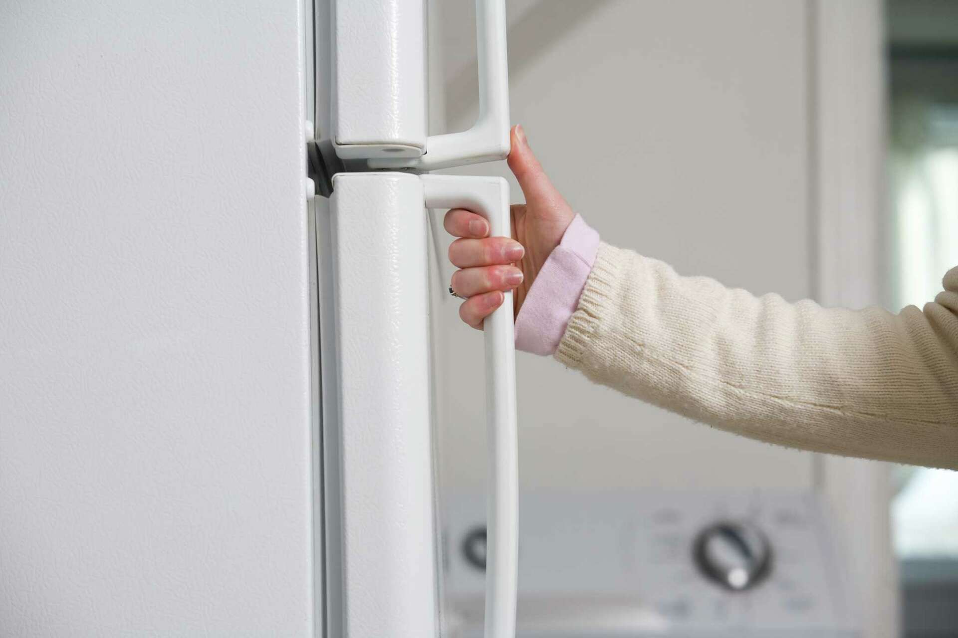 How to Reverse the Door Opening on a Frigidaire Refrigerator