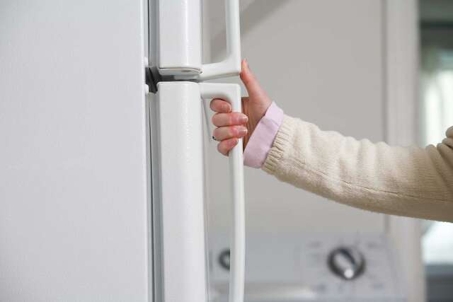 How to Reverse the Door Opening on a Frigidaire Refrigerator